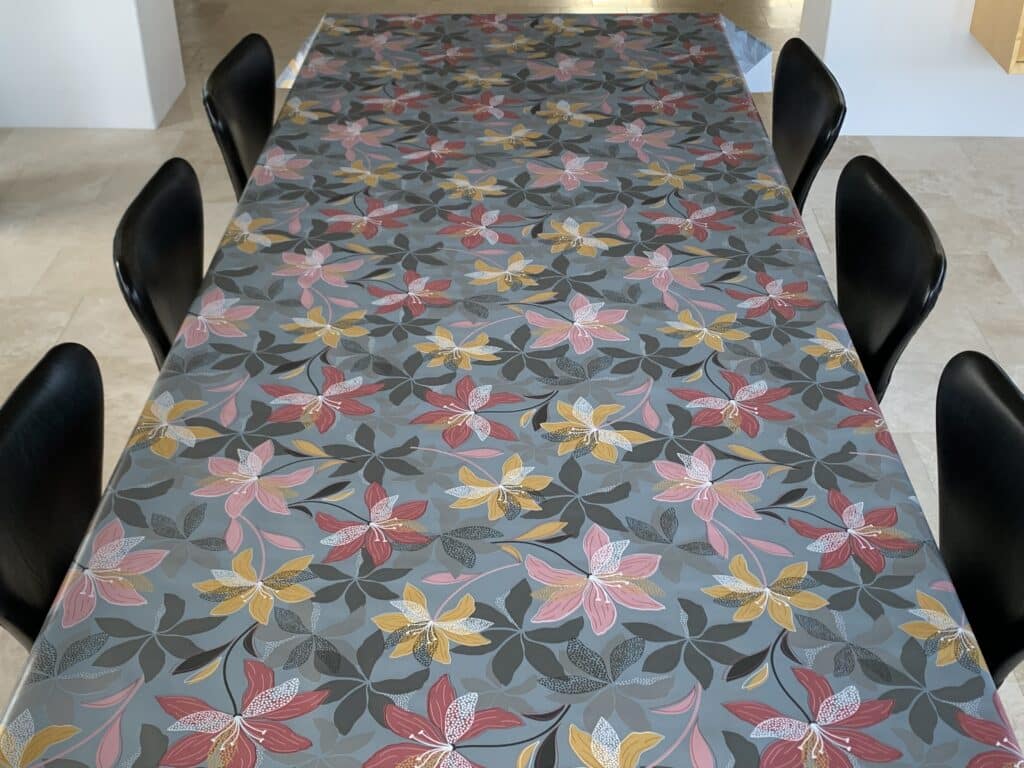 Voksdug Blågrå med røde, rosa, hvide og orange blomster, 140 cm ...